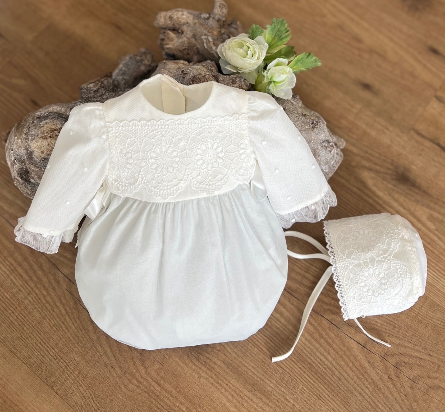 Conjunto pelele y capota beige con verde clarito. Colección Angel ...