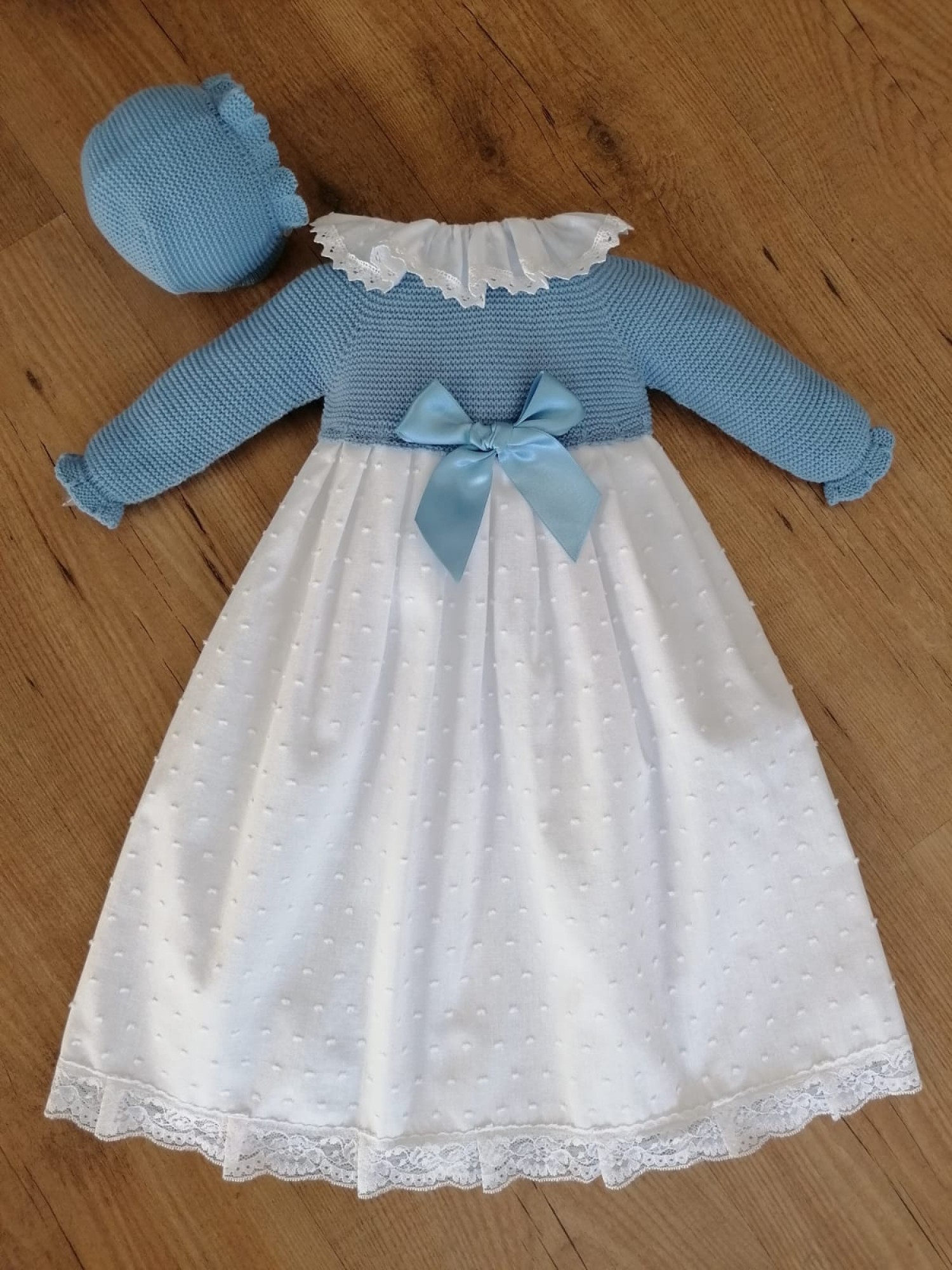 Conjunto unisex faldón y capota en punto y tela. Azul o rosa | Primer Bebé